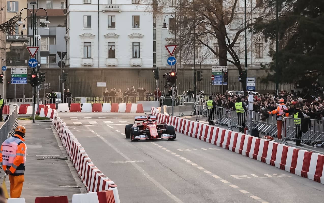 Ferrari Milano: video Hamilton e Leclerc in gara nel centro città - DSW ...